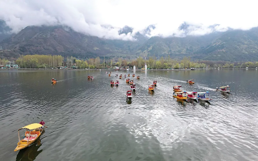 Aryans Group hosts seventh Shikara Race at Dal Lake