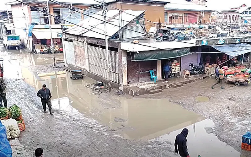 Dilapidated roads, defunct drainage system deface Batamaloo Vegetable Mandi