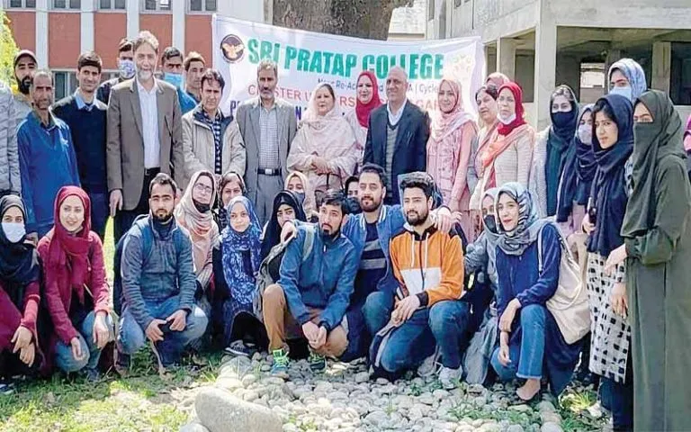 Botany Department of SP College holds plantation drive - Greater Kashmir