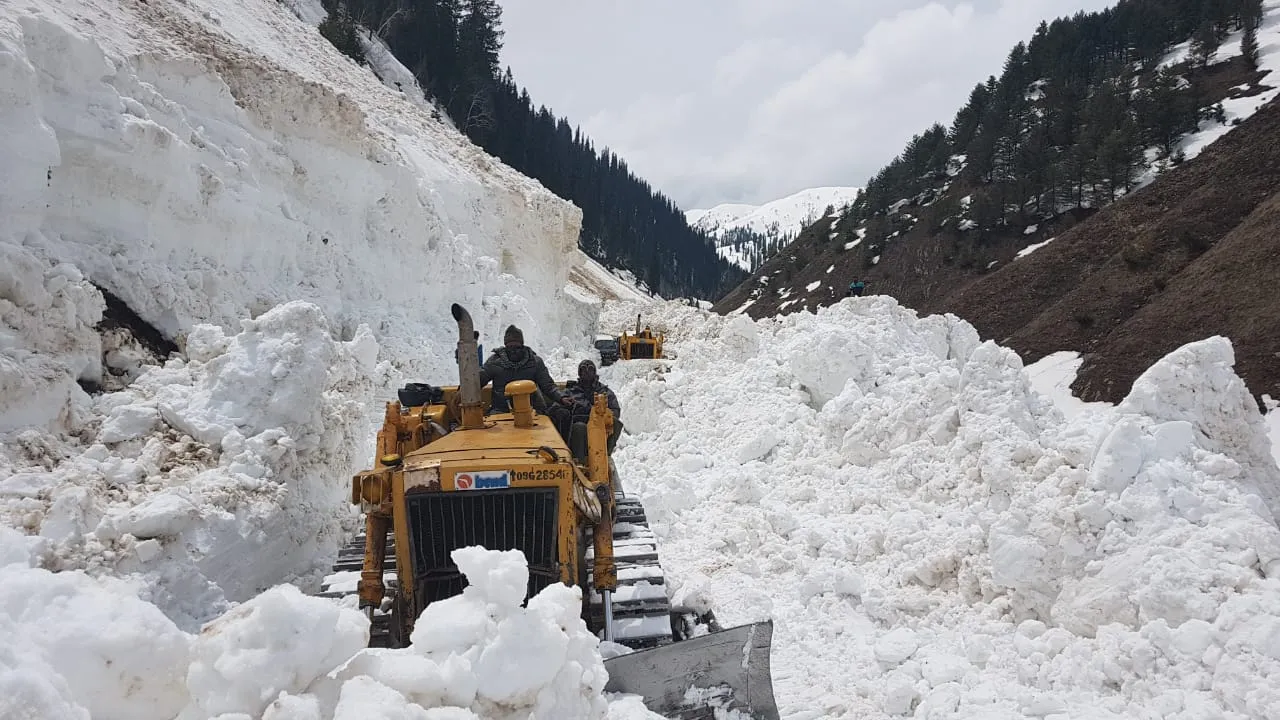 Snow shuts Gurez-Bandipora road