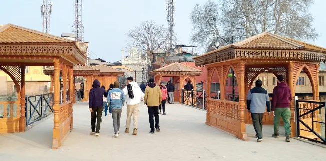 Revamped Habba Kadal bridge witnesses buzz of locals, tourists ...