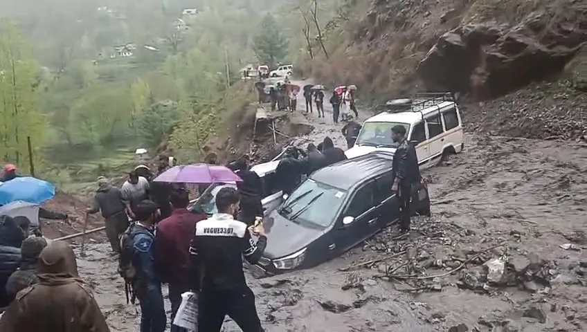 Rains trigger landslide in Uri Baramulla; many roads blocked