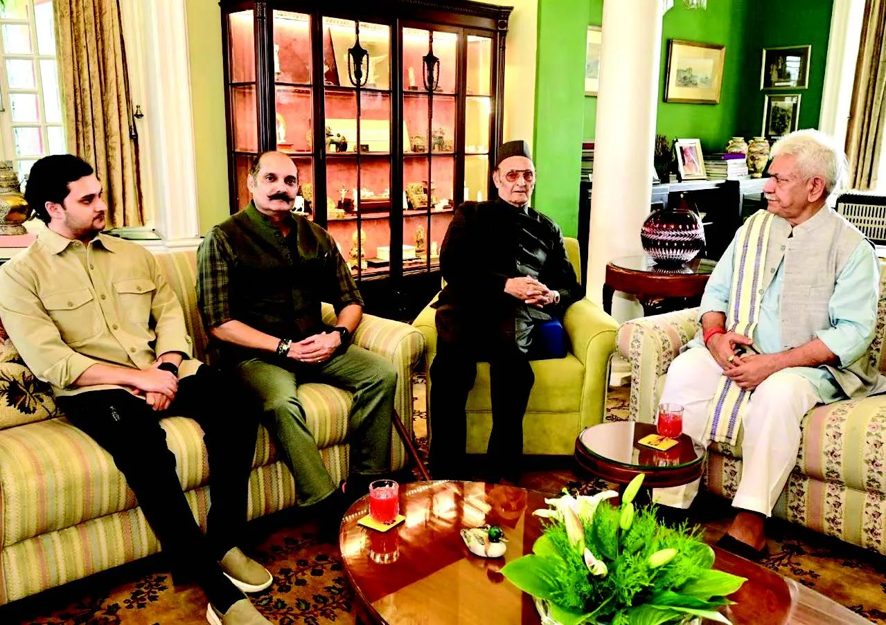 LG calls on Dr Karan Singh