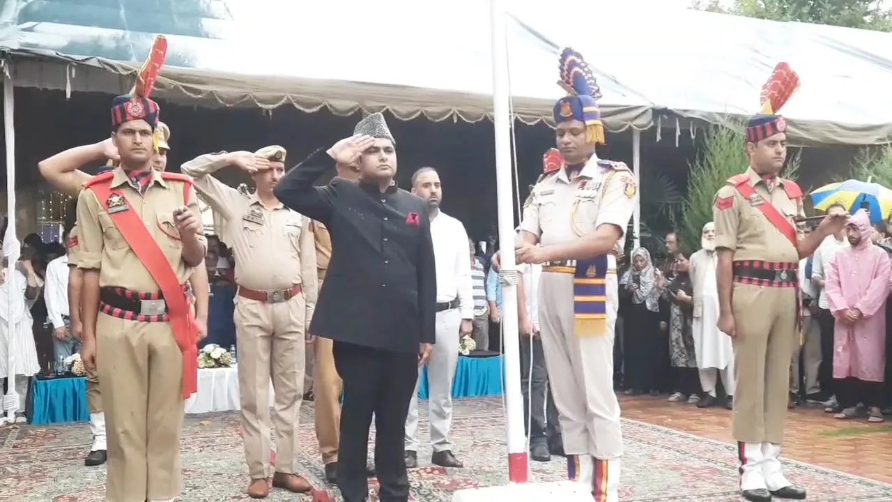 SMC Commissioner hoists national flag on the occasion of 78th ...