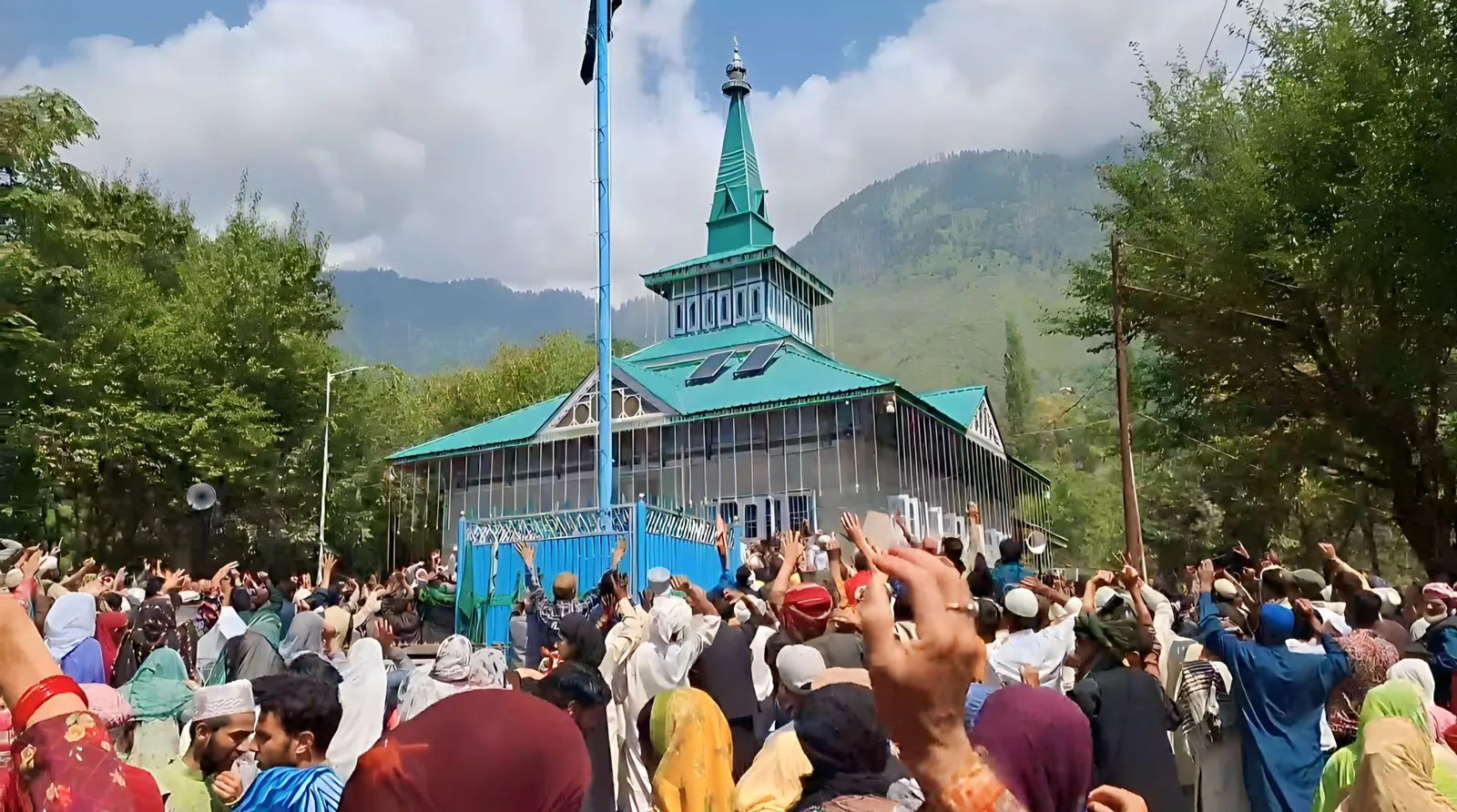 67th Urs of Hazrat Naanga Baji (R.A) commences in north Kashmir's Bandipora