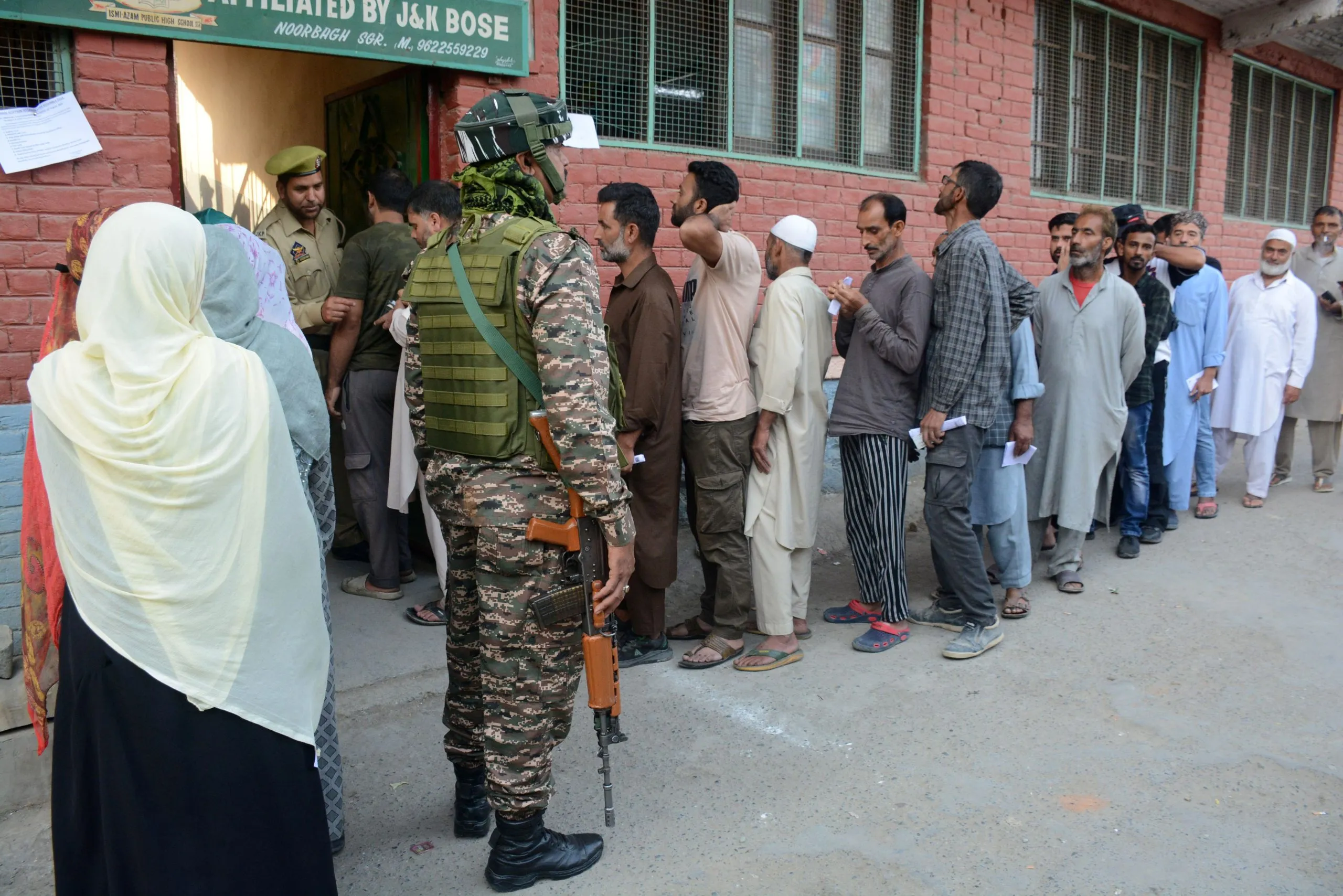 Srinagar admin refutes allegations of disallowing motor-bound voters to ...