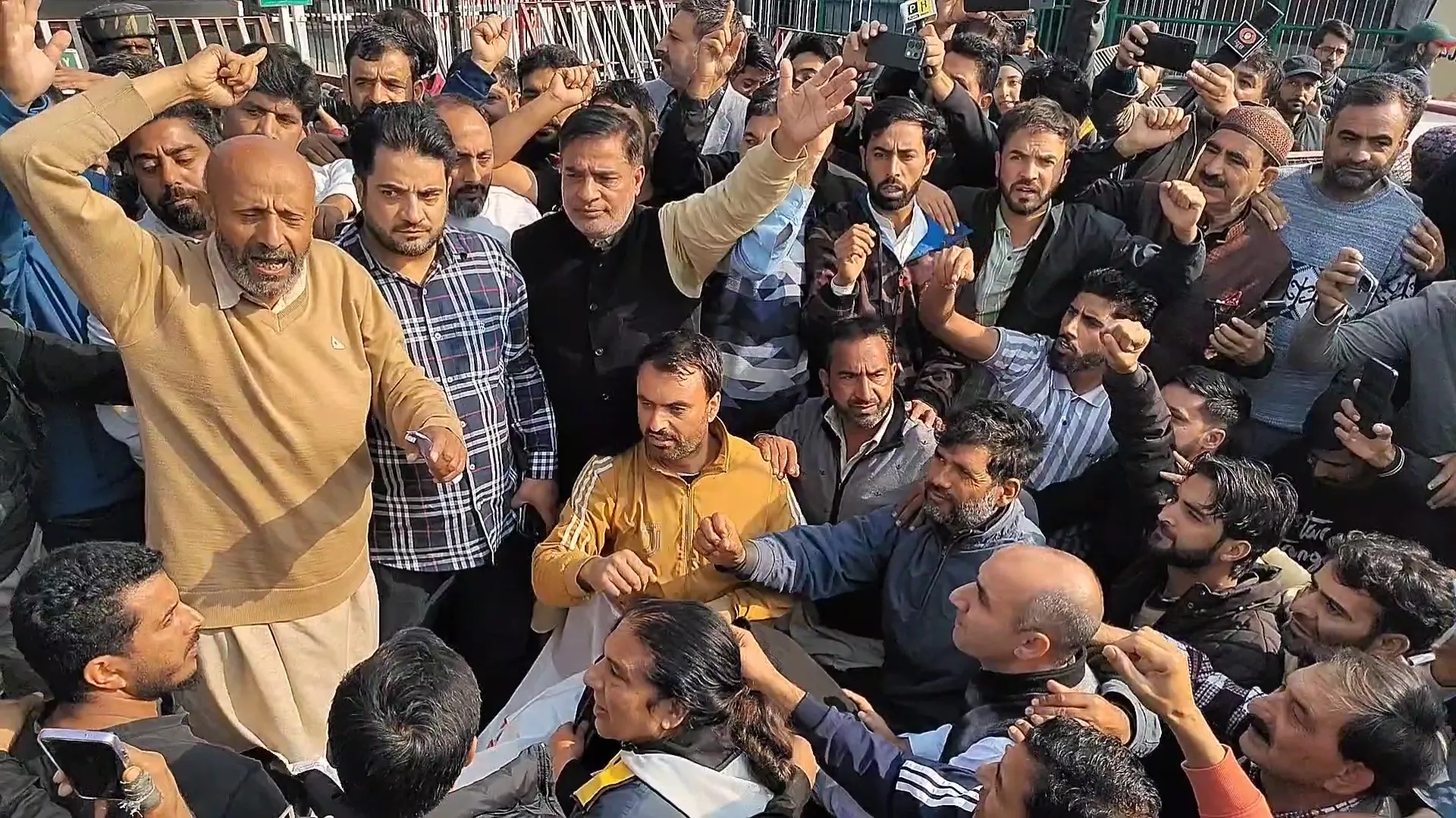 MP Er Rashid holds protest in Srinagar, demands restoration of 'Darbar ...