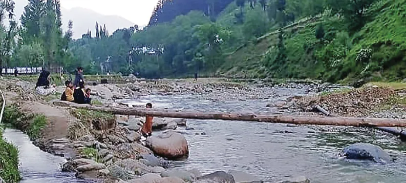 Pople use makeshift bridge at Thayan Kalaroose in absence of concrete ...