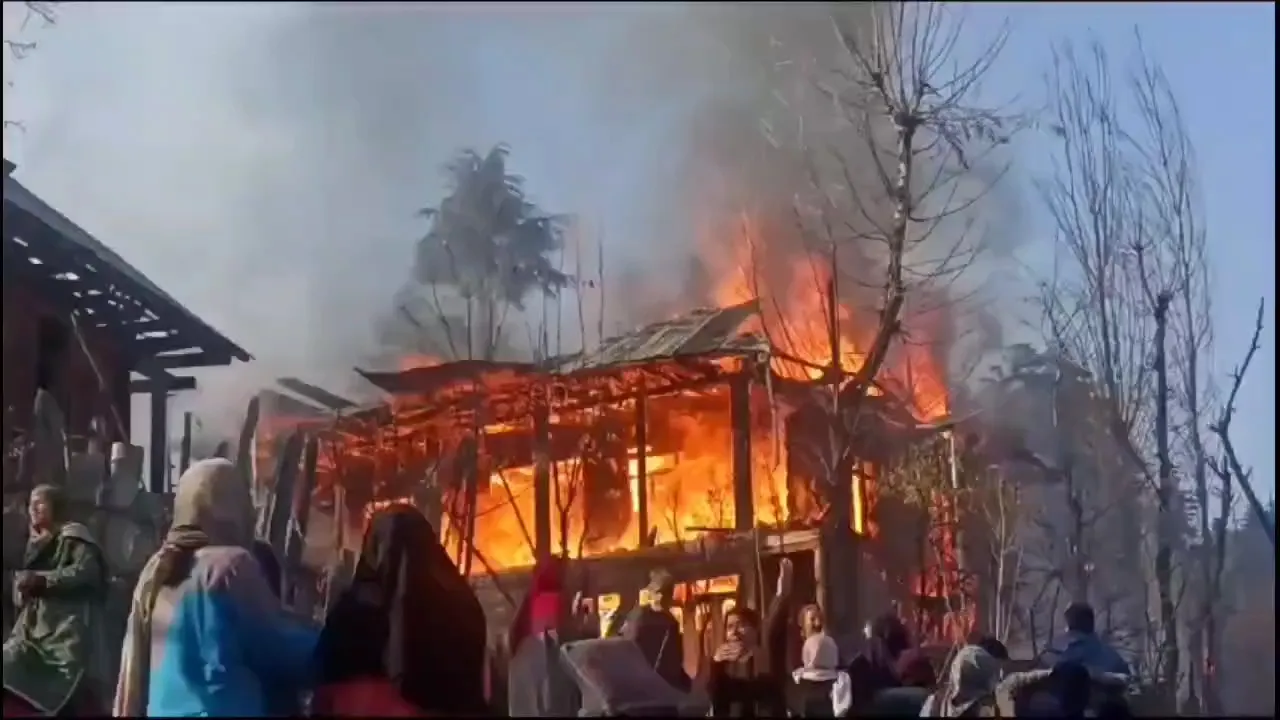 Fire erupts in residential houses at Rajbagh Srinagar