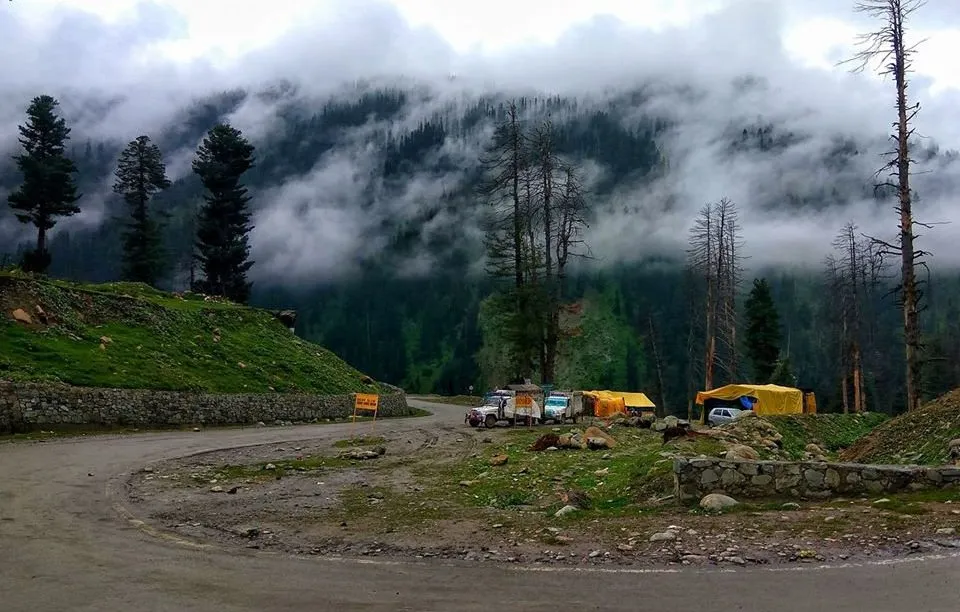 Landslide blocks Mughal Road near Ratta Chamb, traffic disrupted