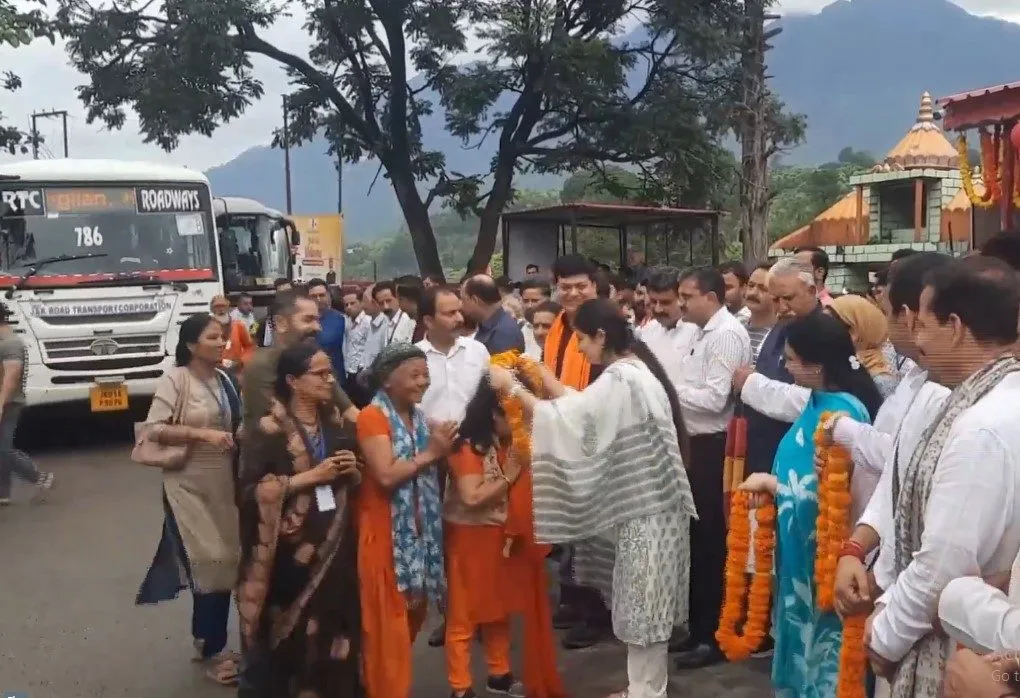 First batch of Amarnath Yatra pilgrims arrive in Udhampur, receive warm welcome under tight security