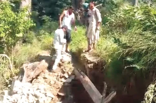 Villagers in Sunderbani build wooden bridge to revive 70-year-old canal