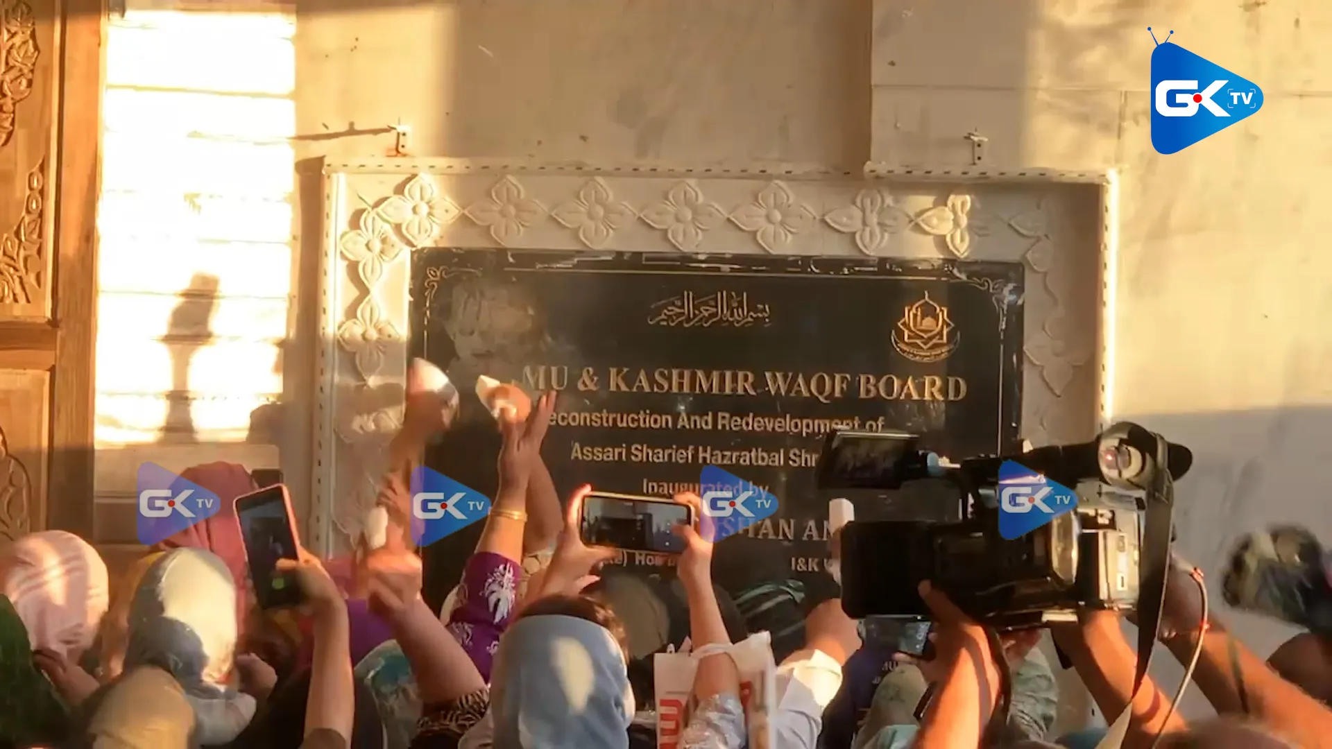 Worshippers break inauguration plaque with stones at Hazratbal shrine ...