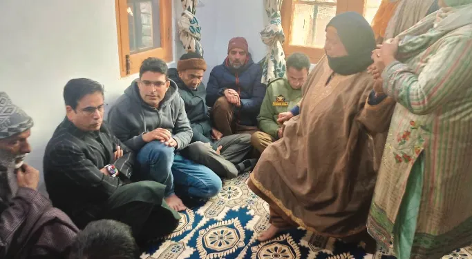 Tanvir Sadiq visits family of accident victim at Zoonimar