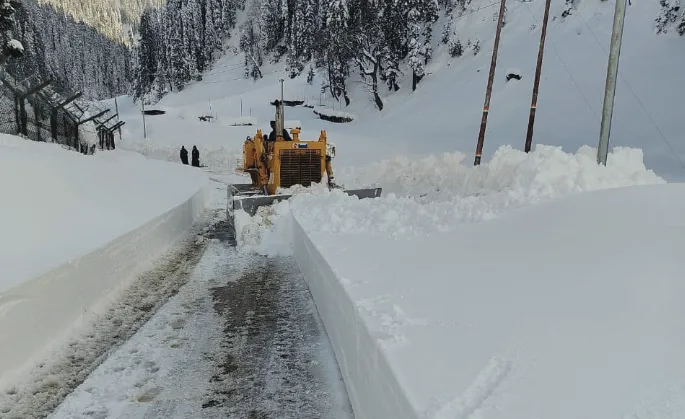 Kupwara upper reaches remain cutoff, snow clearance gains pace